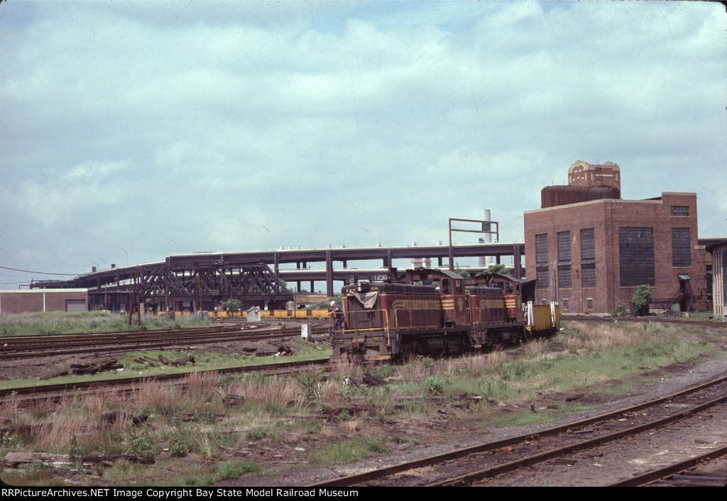BM 1230 & BM 802 haul welded rail for the MBTA Green Line 'D' Branch ...