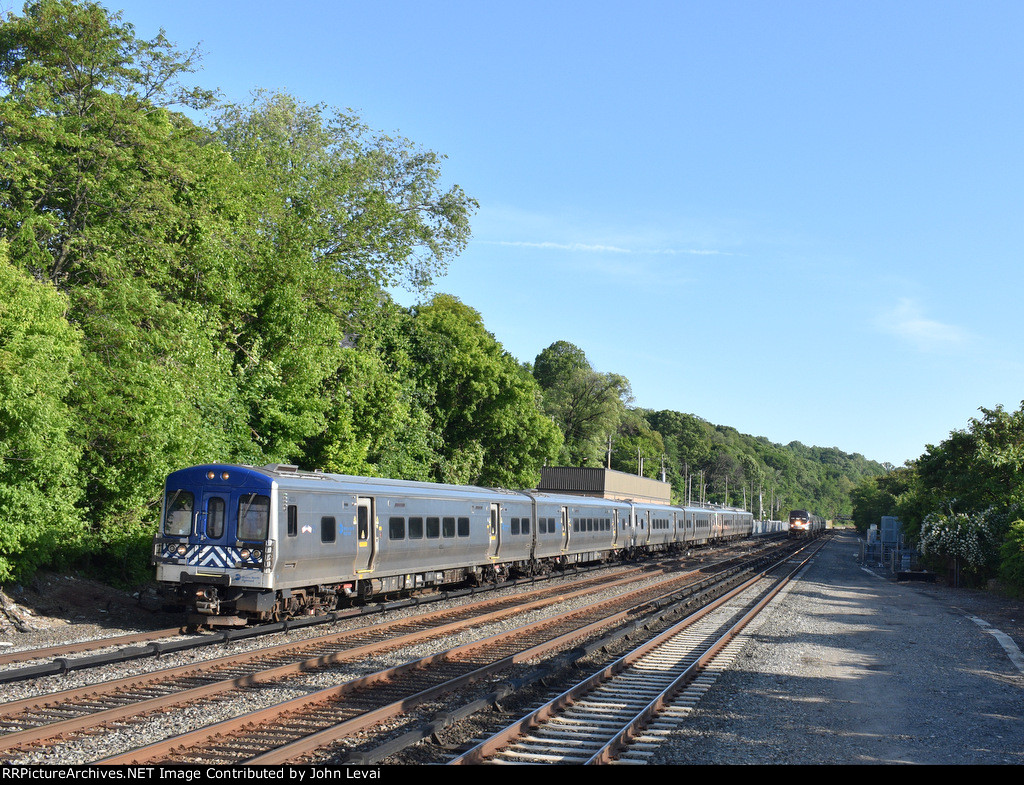 Northbound MNR Train # 761 approaches the Hastings-on-Hudson station on ...