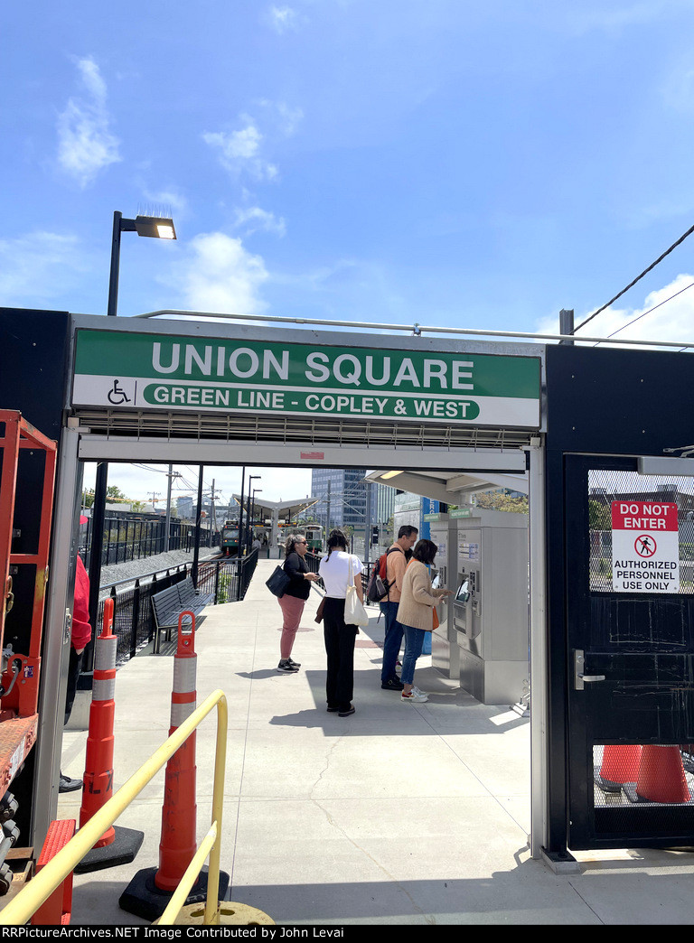 Union Sq Station-looking east