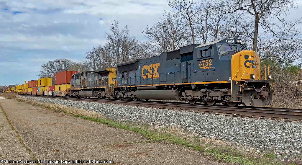 CSX 4752 leads I135.